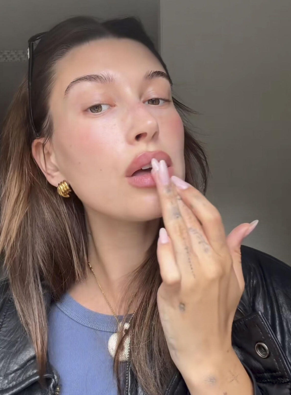 Hailey Bieber Shines in Kellery Jewelry – DLAREZMAG